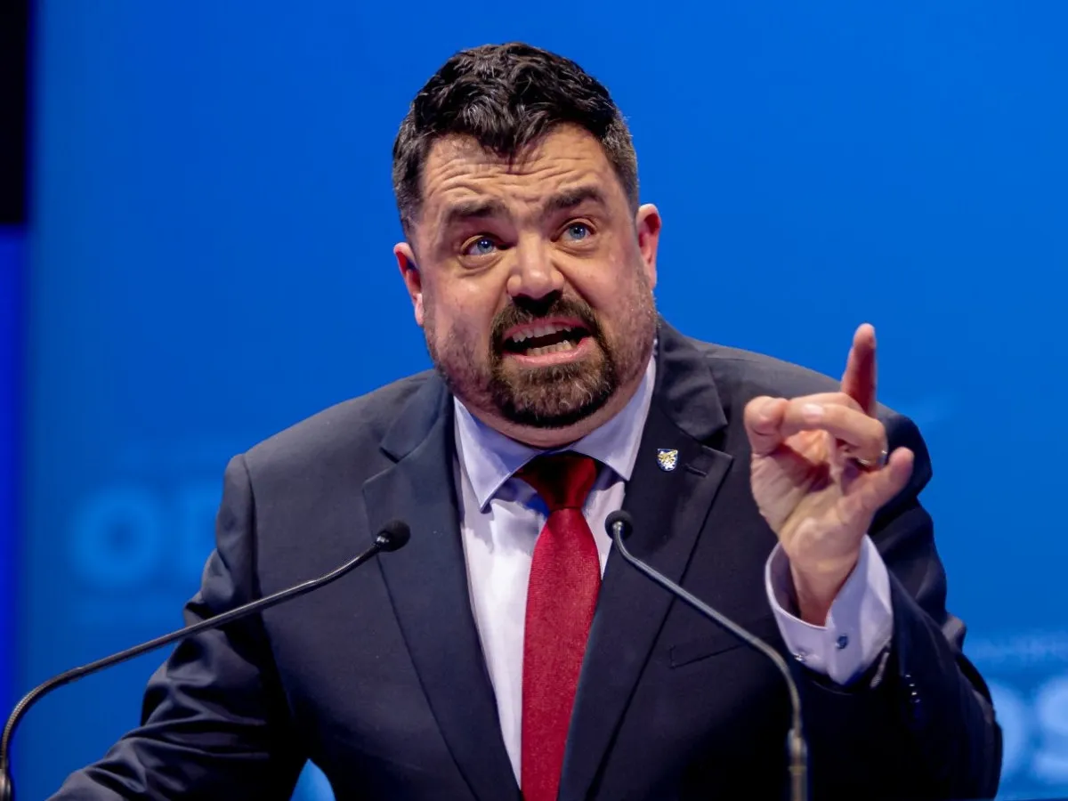 Novotný chce po návratu z vězení zpátky do ODS. Převlékání kabátů se mi ...