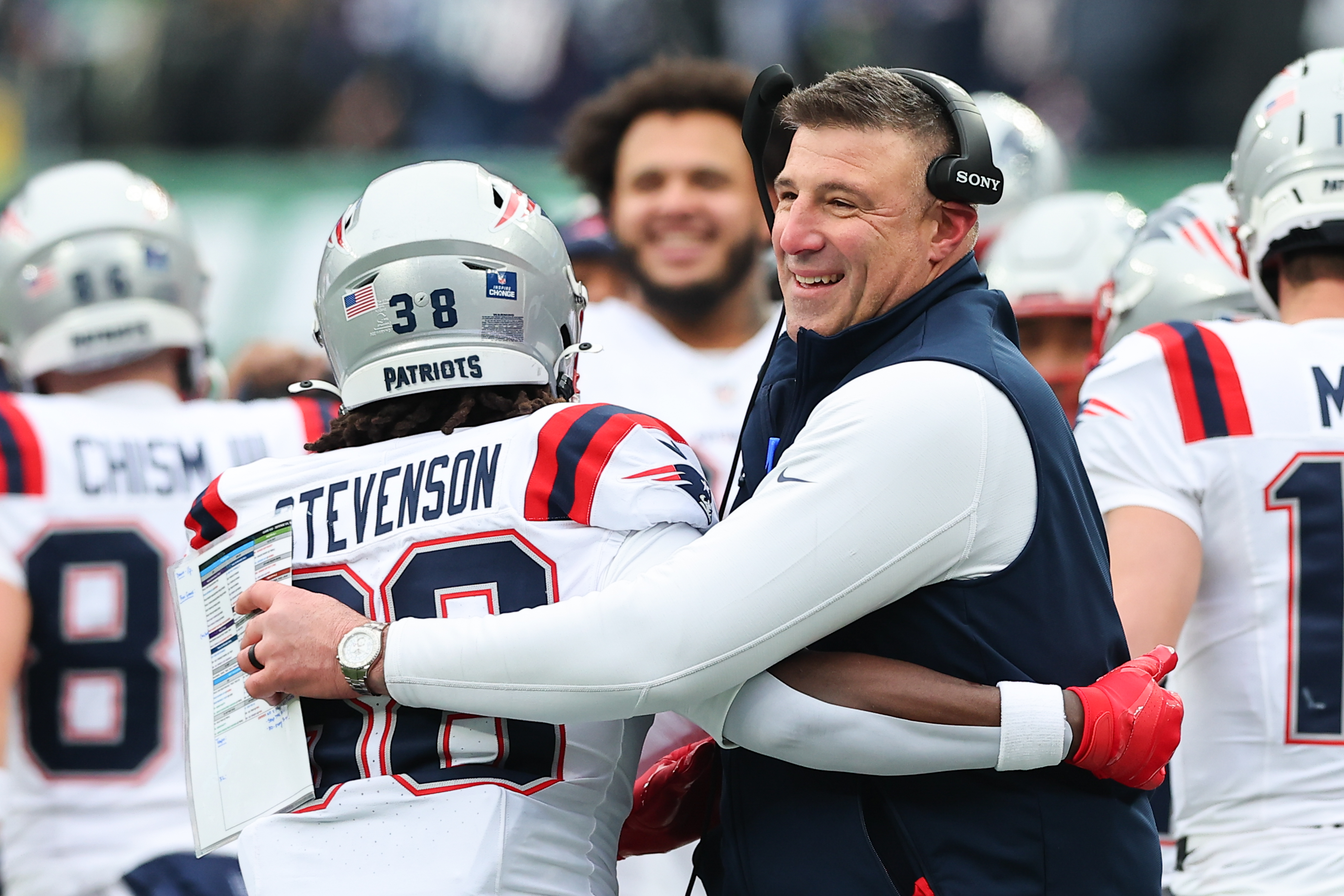 Patriots’ Mike Vrabel named 2025 PFWA Coach of the Year