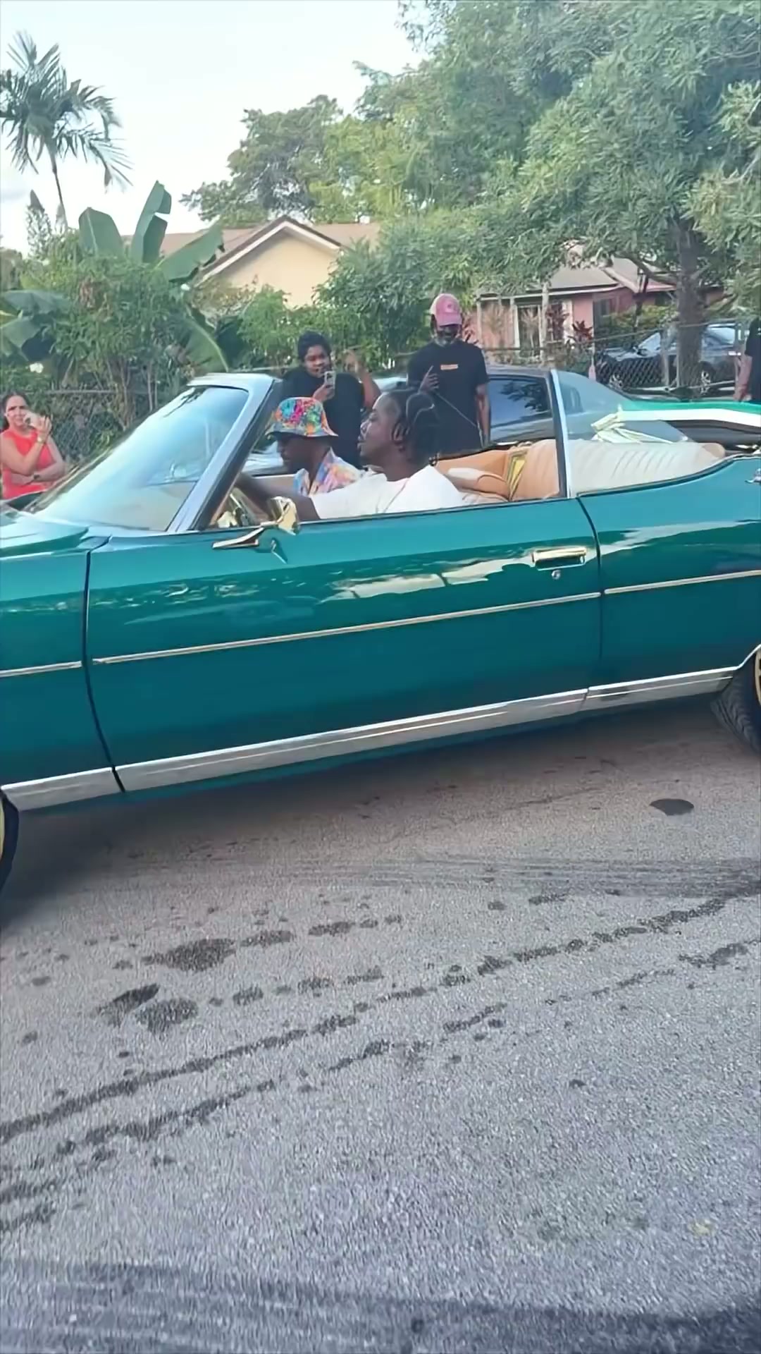 @AintNoBodySafe-e3v in his 71 Chevy vert on gold 28’s taking off