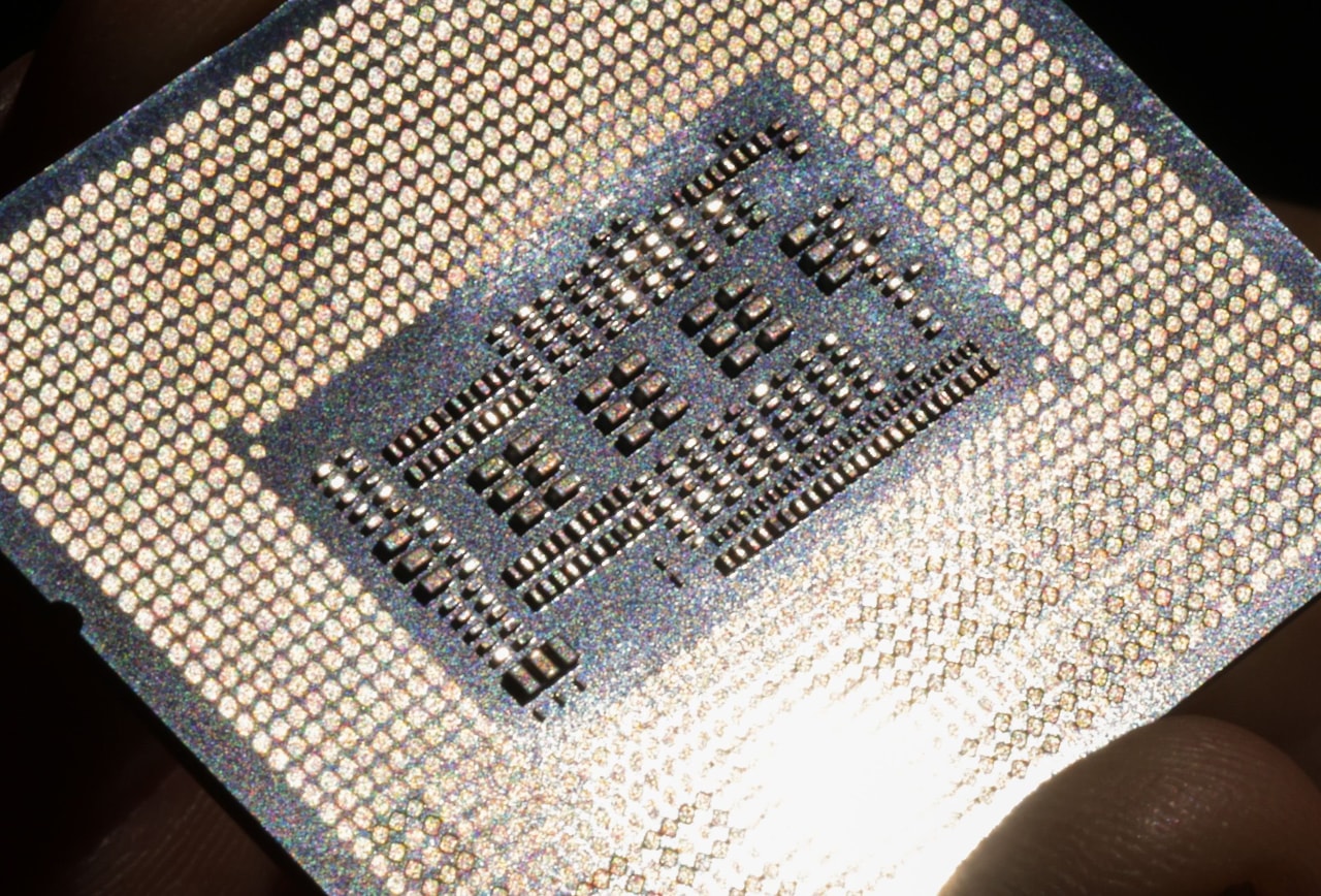 Intel shares slide as costs pile up in bid to meet AI demand