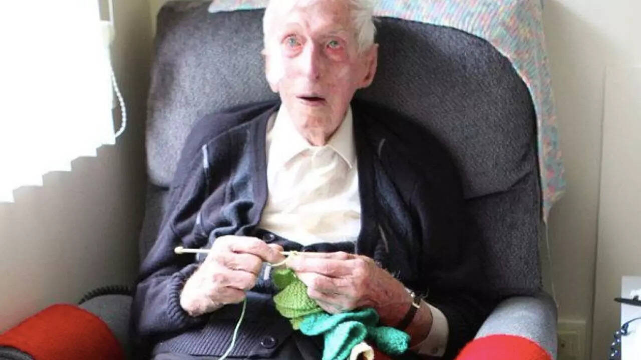 What a GOAT: 110-year-old Australian man knits tiny jumpers for injured ...