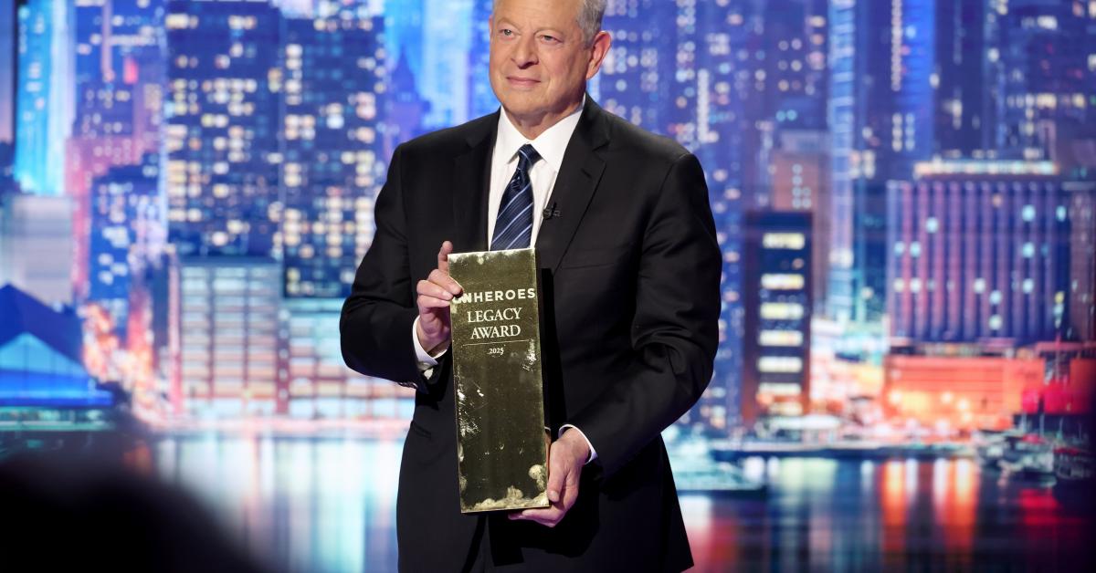 Al Gore heckles Commerce Secretary Howard Lutnick during dinner in ...