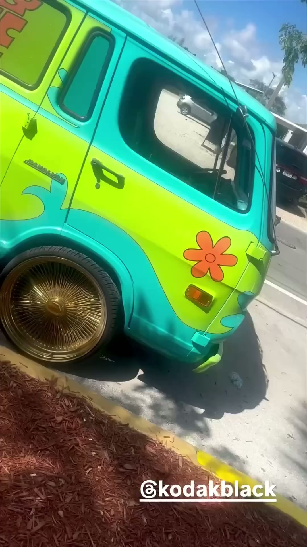 Kodak Black’s mystery machine Scooby-Doo van on gold 24’s wire wheels