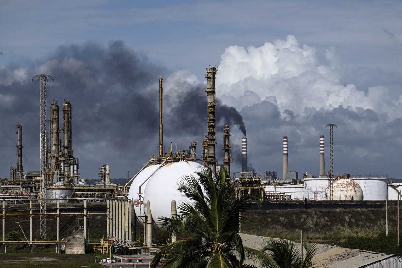 Venezuela unveils oil bill to attract investors, lift output