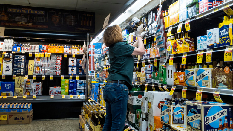 15 behaviors that could be considered rude at the grocery store