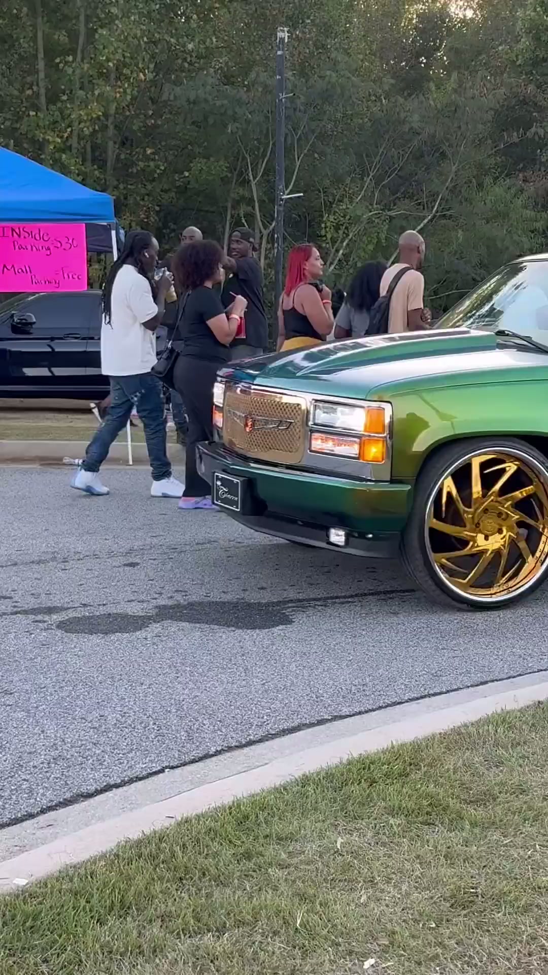 Outrageous Chevy truck on gold 28’s riding