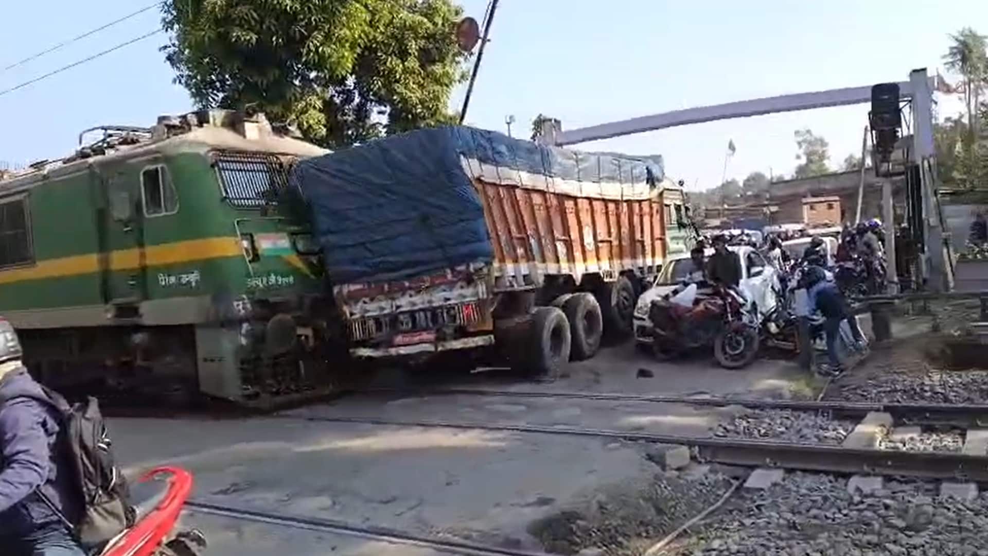 Train rams truck, nearly topples it at level crossing in Jharkhand