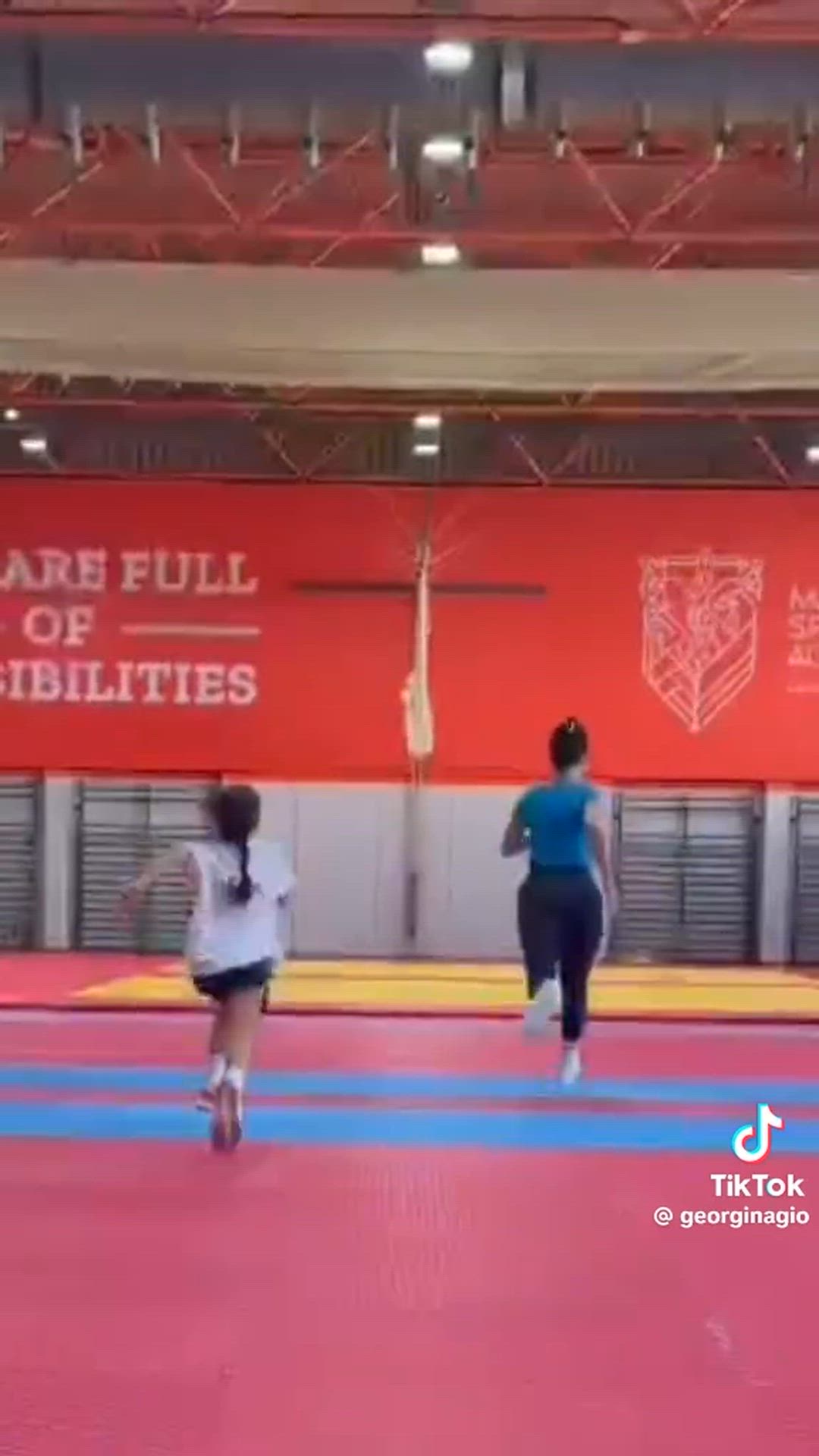 Georgina compite en una carrera contra su hija pequeña y el resultado ...