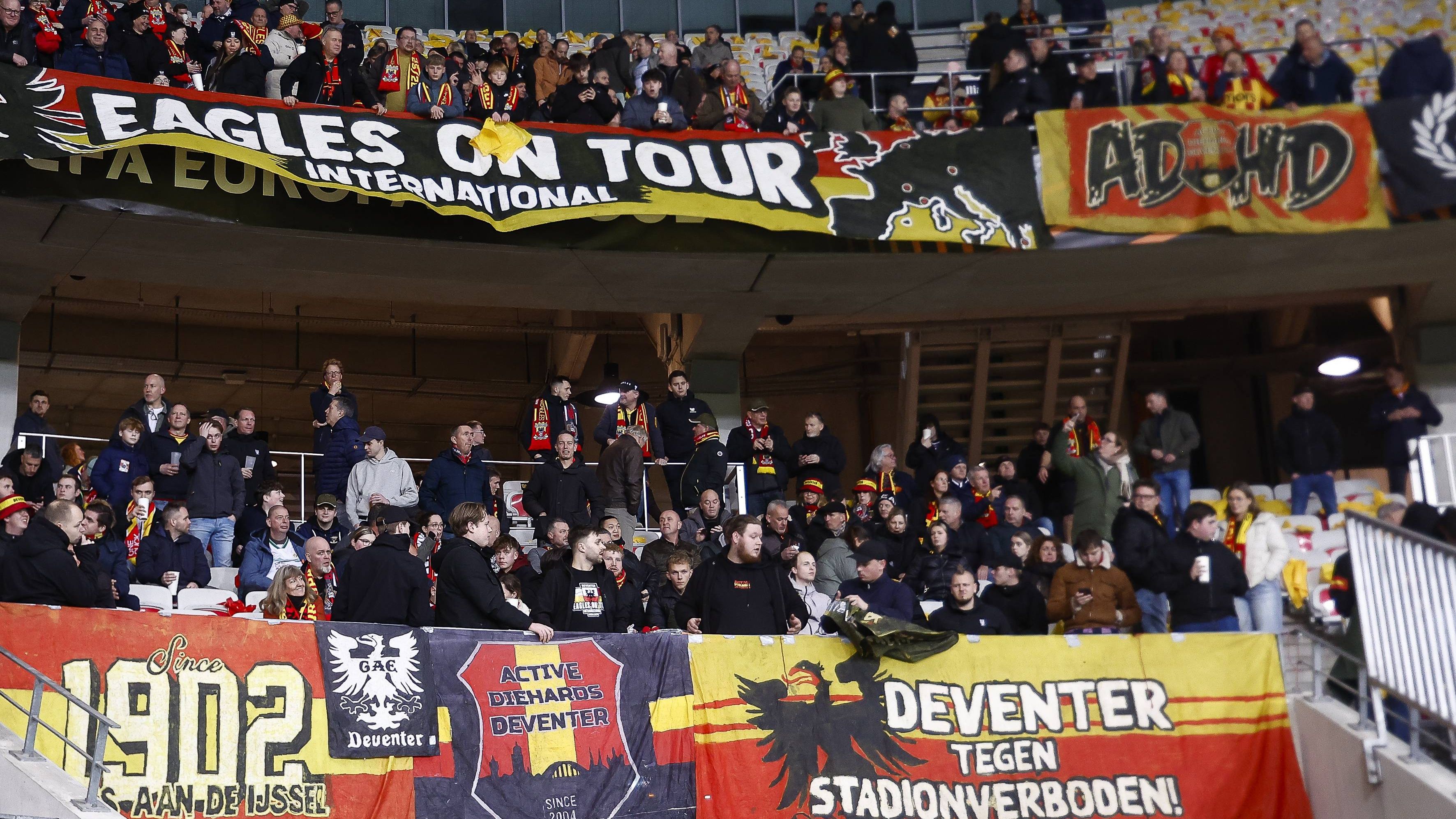 Totale wanorde in Frankrijk: OGC Nice-fans bestormen volle uitvak van ...