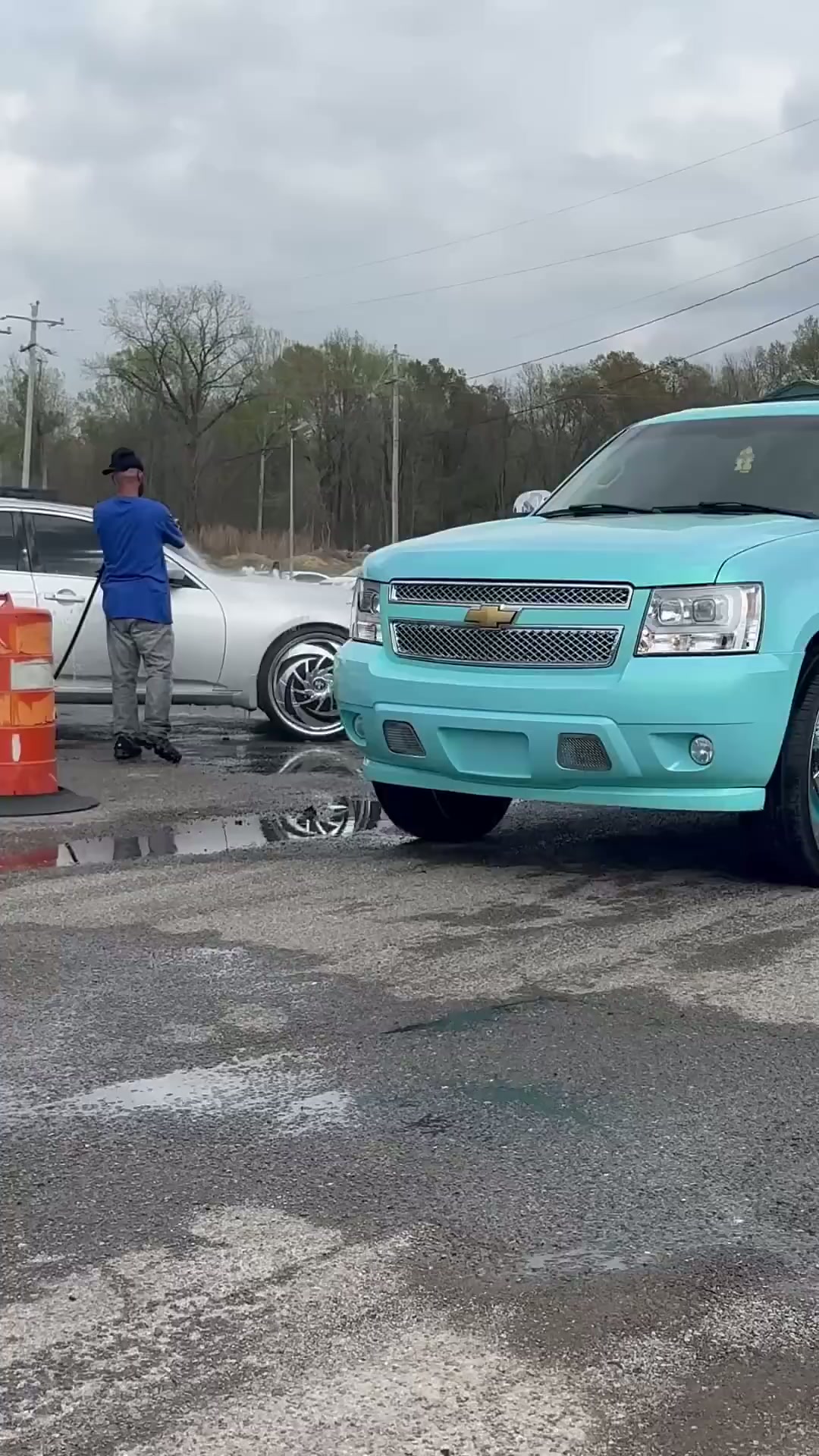 Chevy Suburban on 30” DUB floaters sliding
