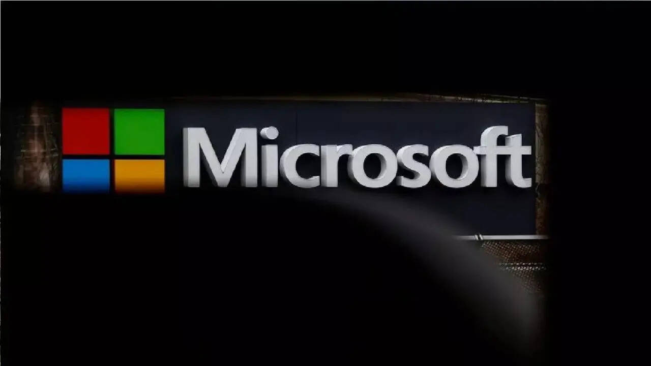 Microsoft outage: Users report issues in Outlook, Azure, Teams ...