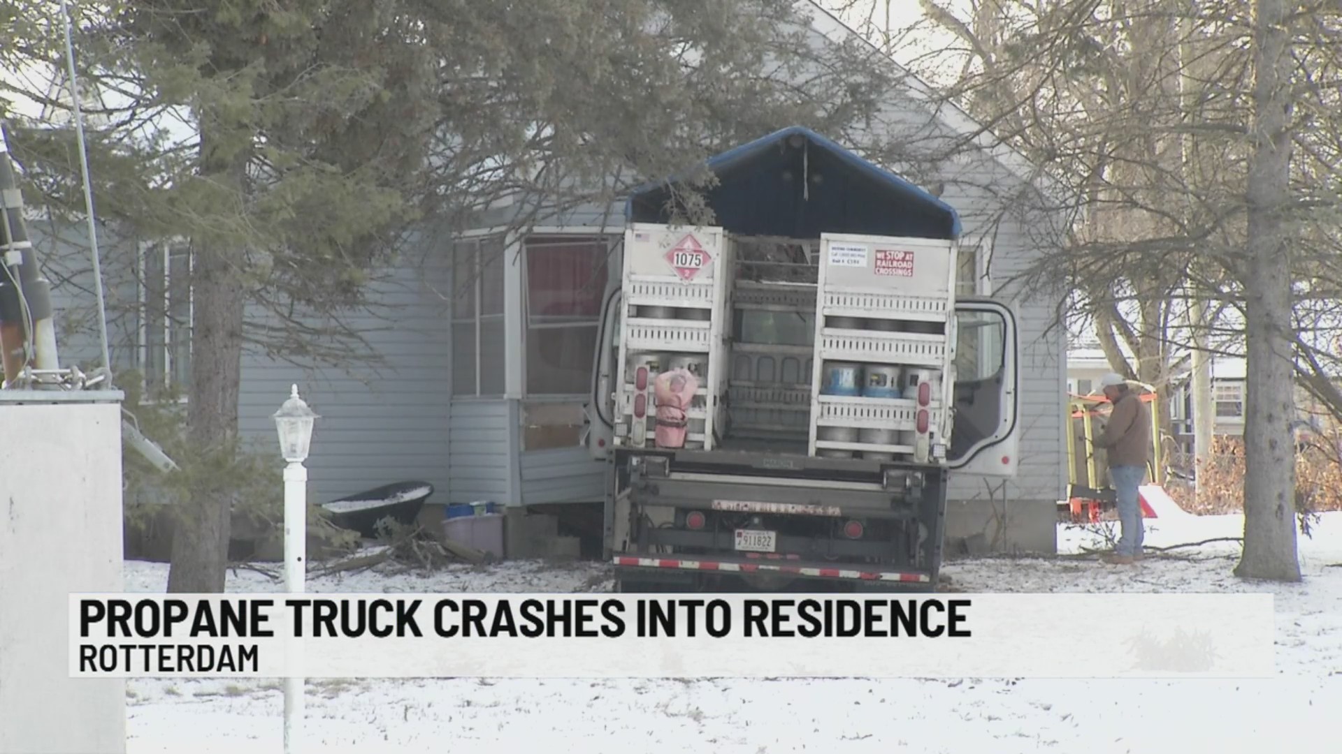 Truck carrying propane crashes into Rotterdam home
