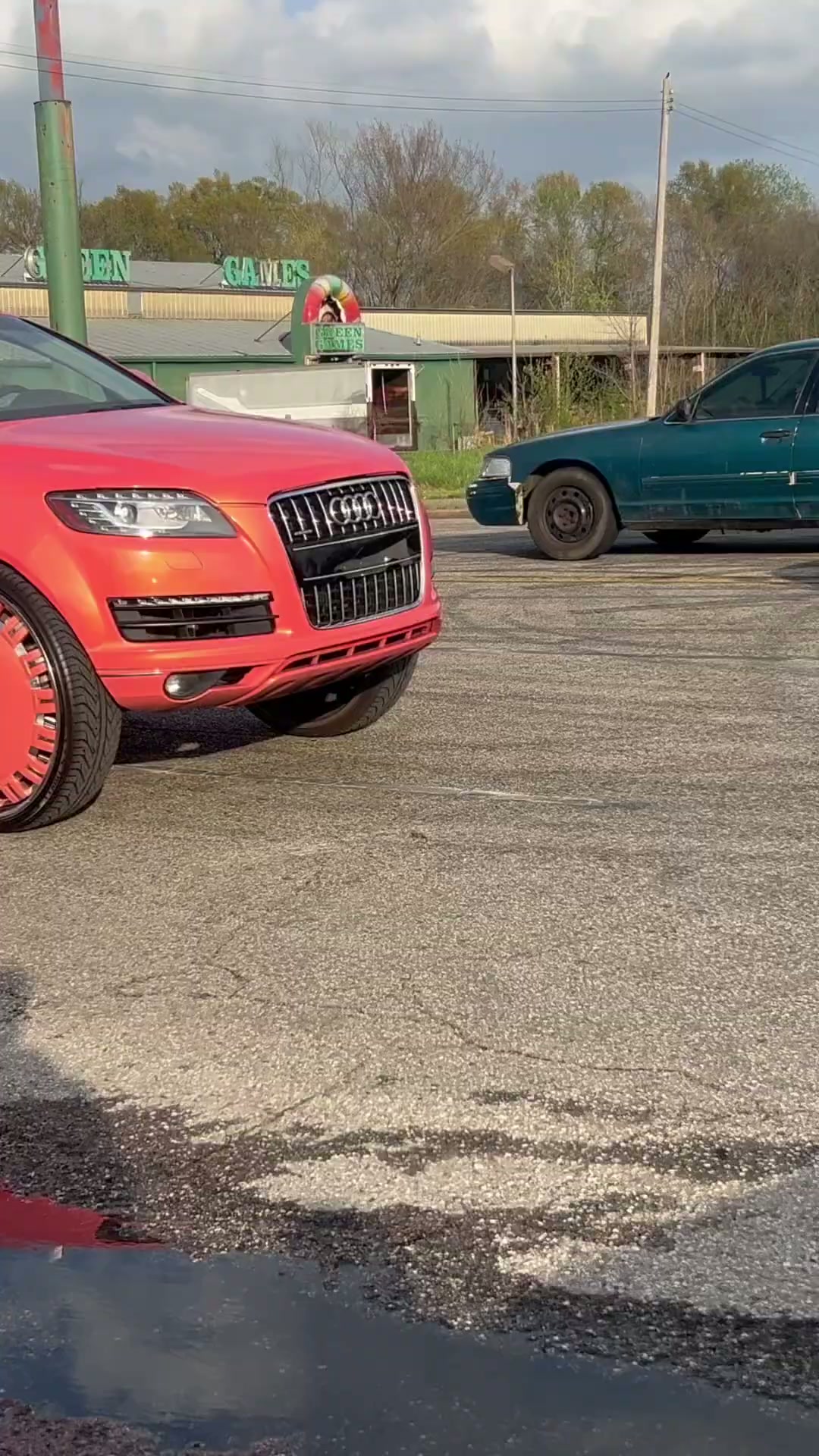 Audi Q7 on 30” DUB floaters skating