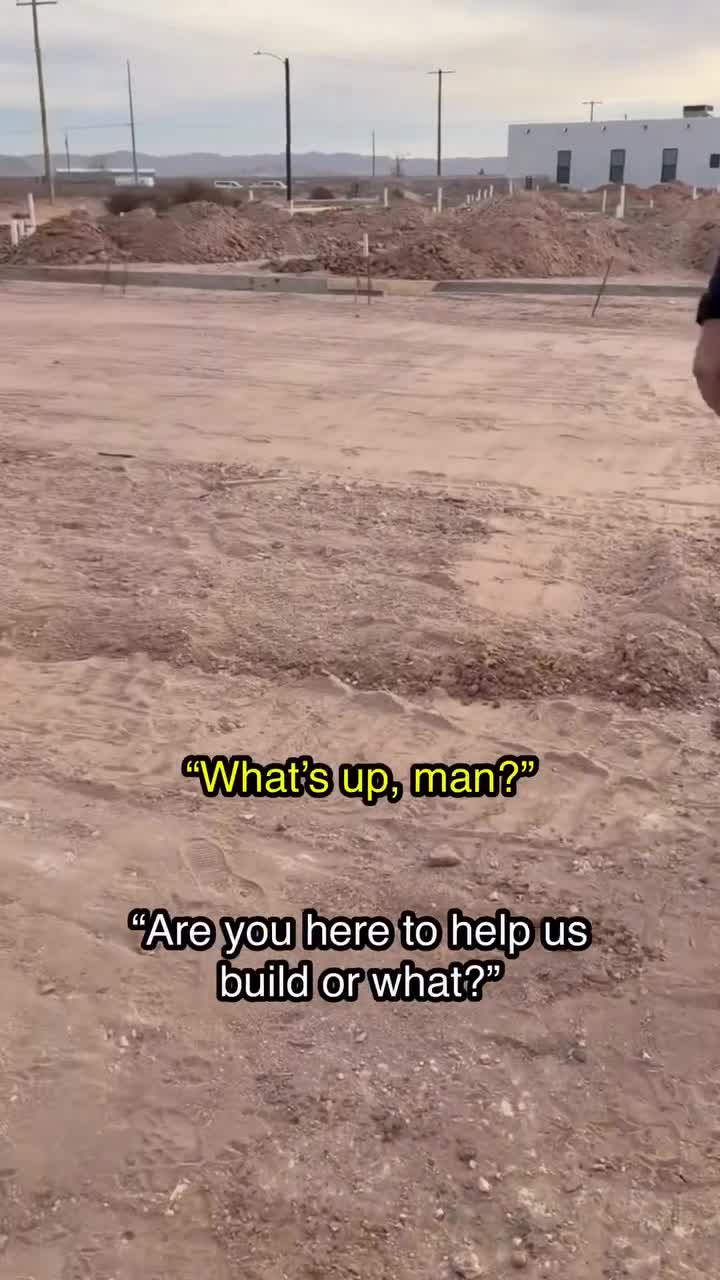 Close up of interaction between builder and US ICE officer in El Paso