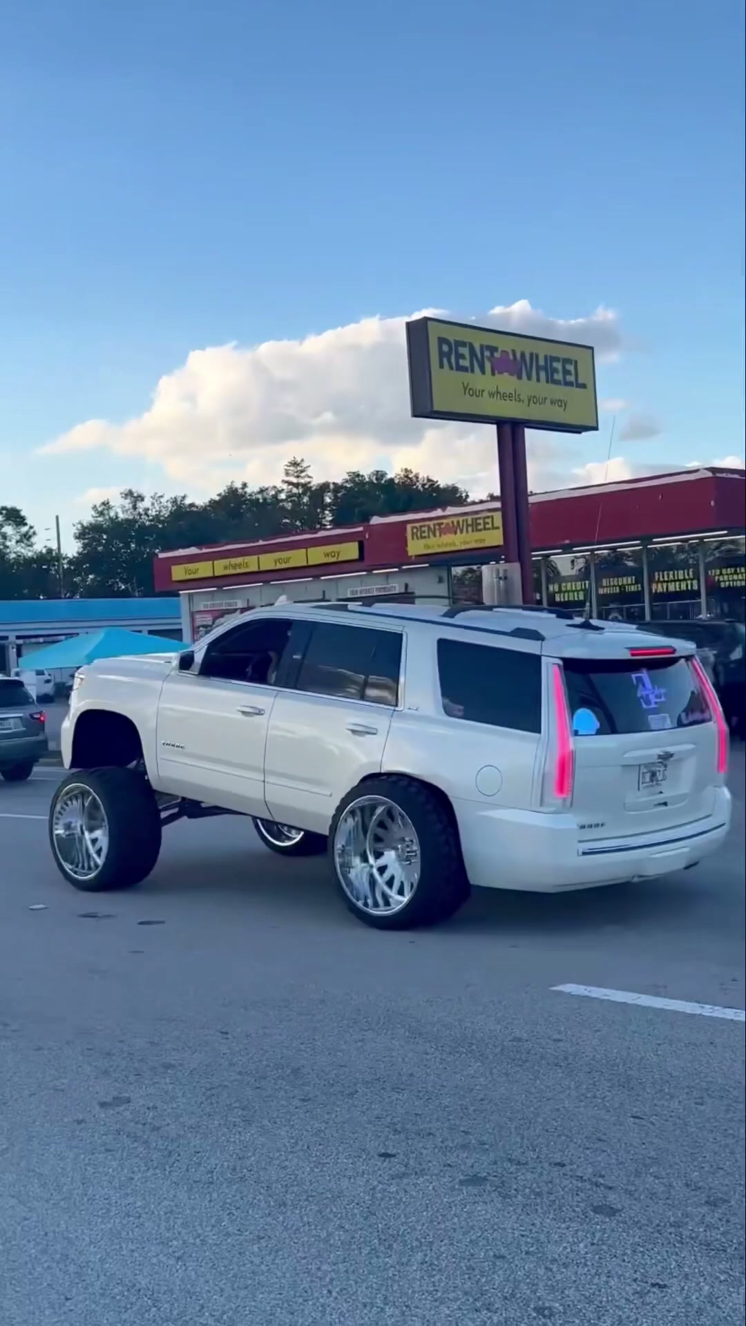 Lifted/Squatted Chevy Tahoe Slidin