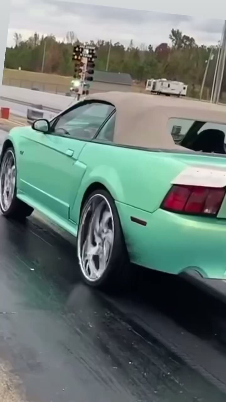 Racecar Ford Mustang on 24’s almost loses it 💨