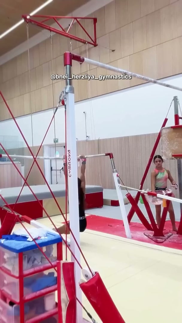 Finessing the landing! Roni Shamay swinging