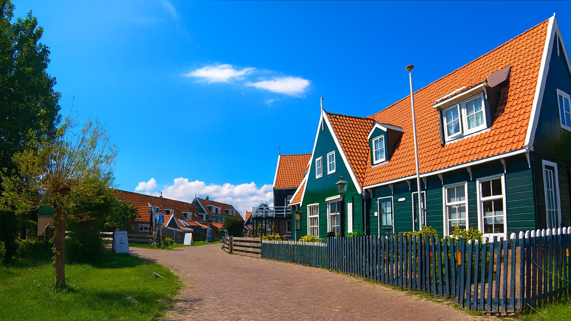 Walking through Marken, the island town below sea level
