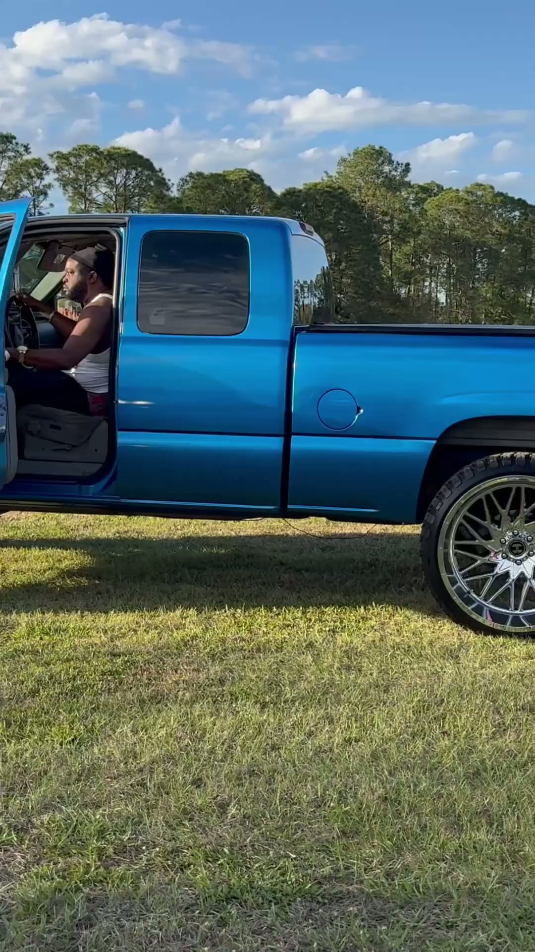 Bro Towing his Box Chevy on 28’s Floaters to the Carshow