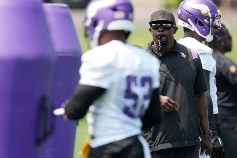 Souhan: Brian Flores extension a credit to Vikings owners Zygi, Mark Wilf