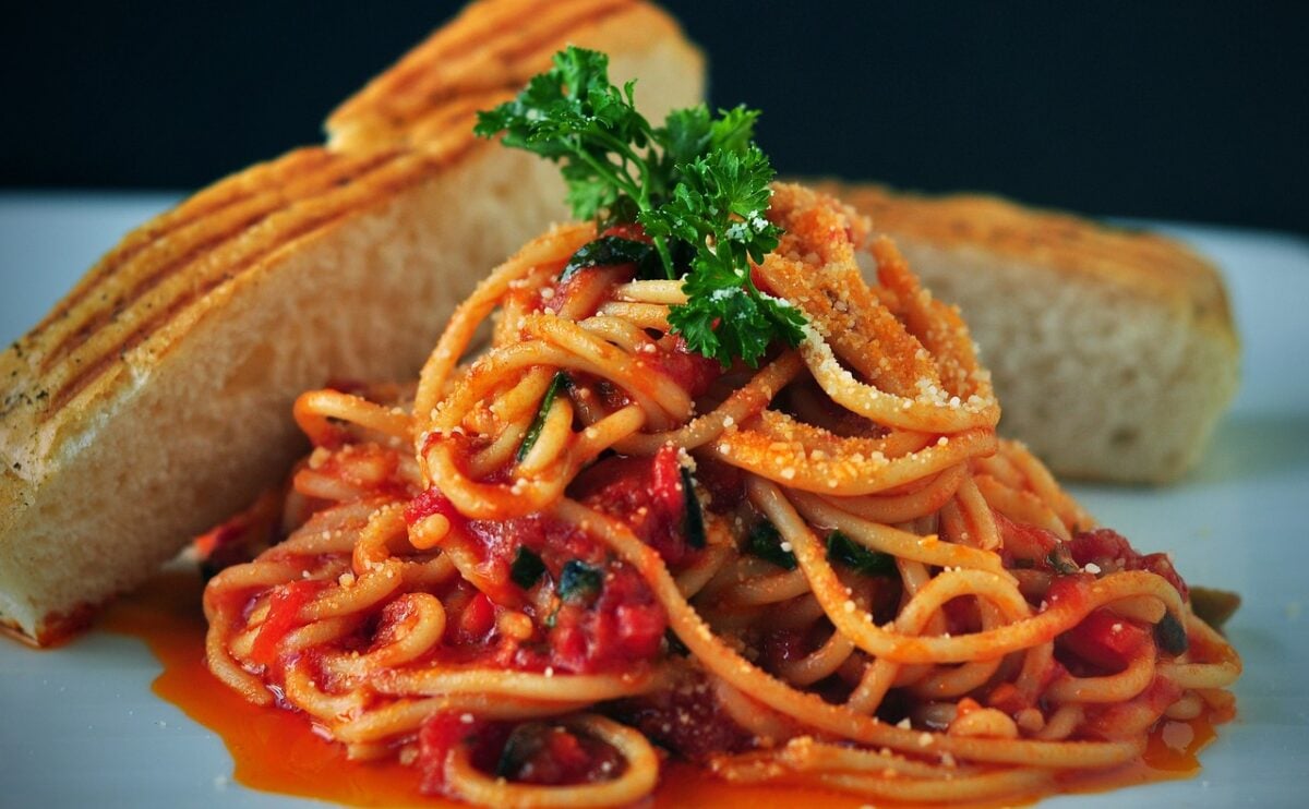 Maccheroni alla chitarra con ragù di carne mista