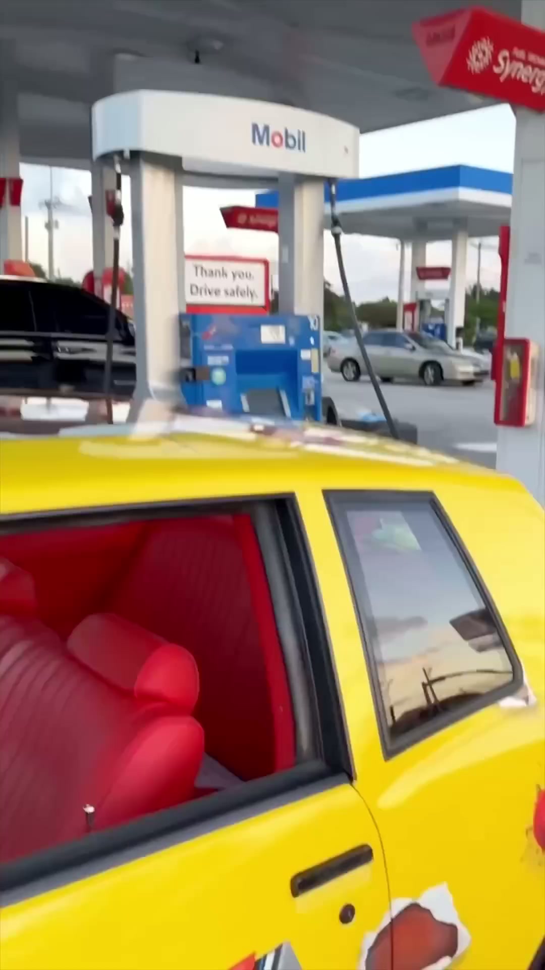 M&M’s Chevy MC on 24’s taking off on a Camaro in Traffic