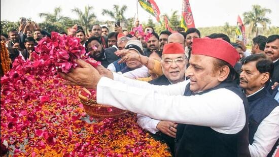 On Janeshwar Mishra’s death anniversary, Akhilesh Yadav vows to take ...
