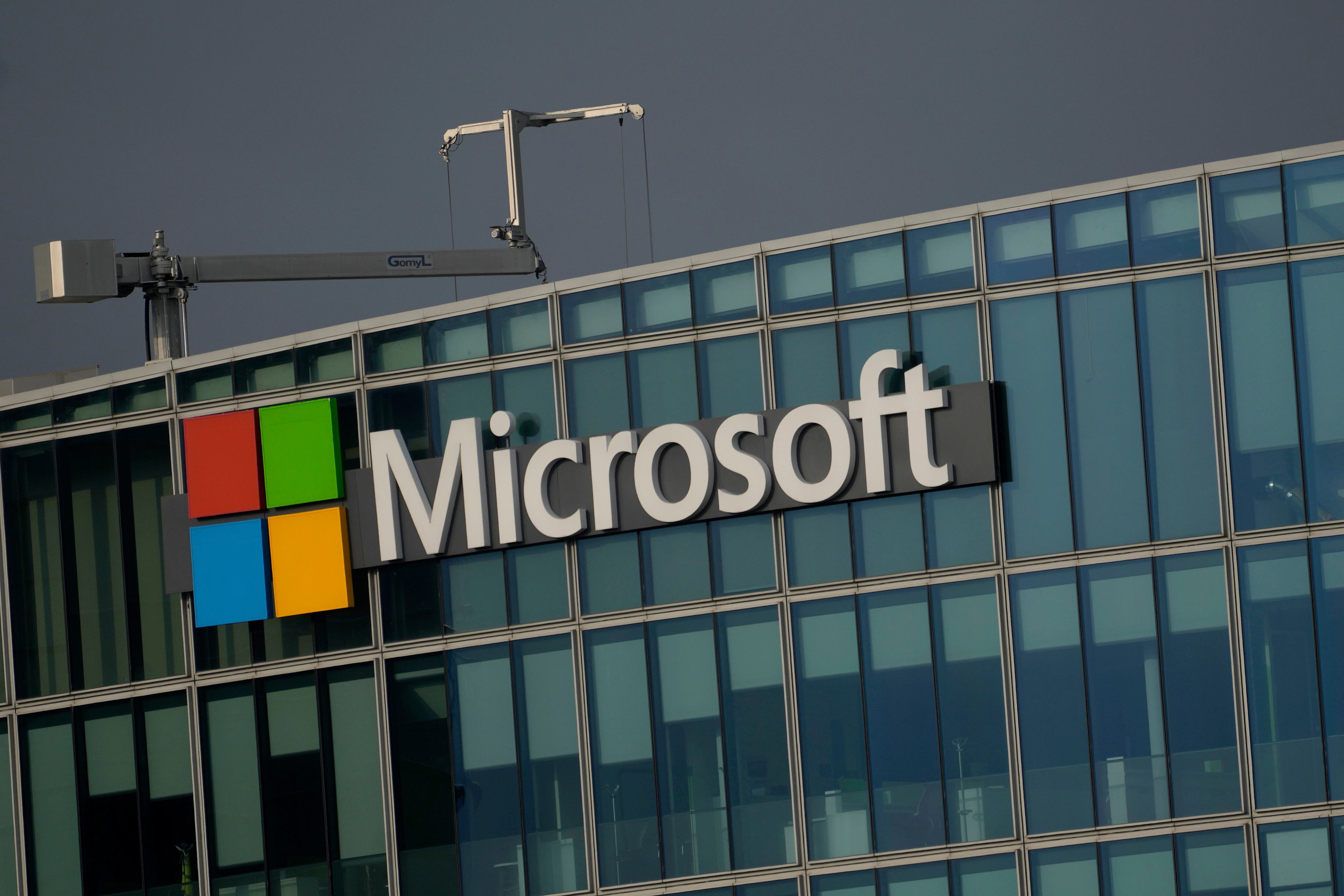 Thousands of Microsoft customers experience outages on several platforms