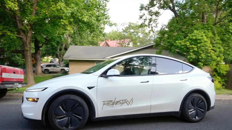 Tesla stock rips to best day in 2 months after robotaxis go fully ...