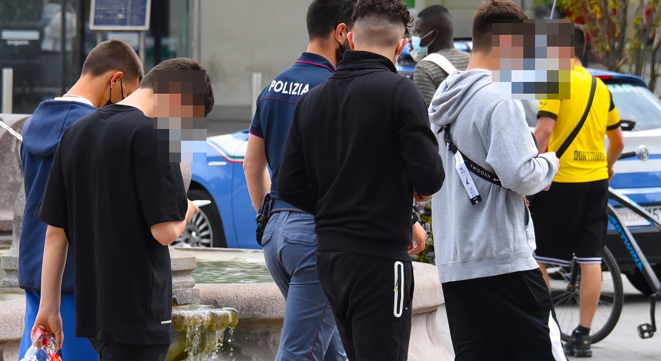 Baby gang in galleria devasta luci e arredi