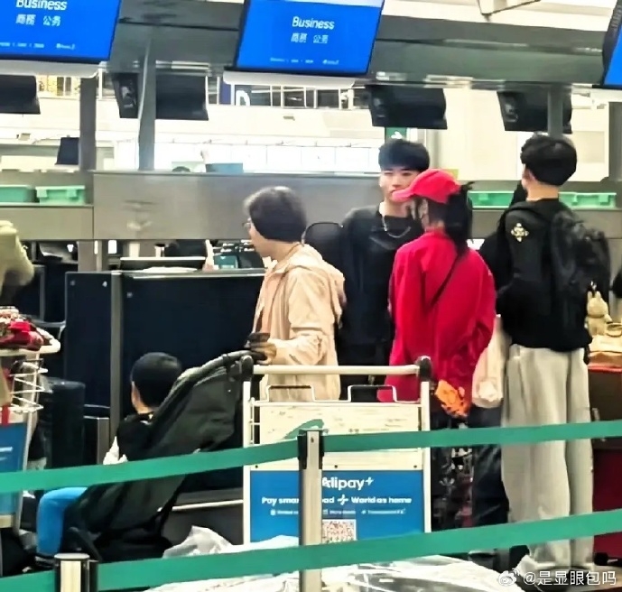 Trương Bá Chi đưa ba con trai sang Australia