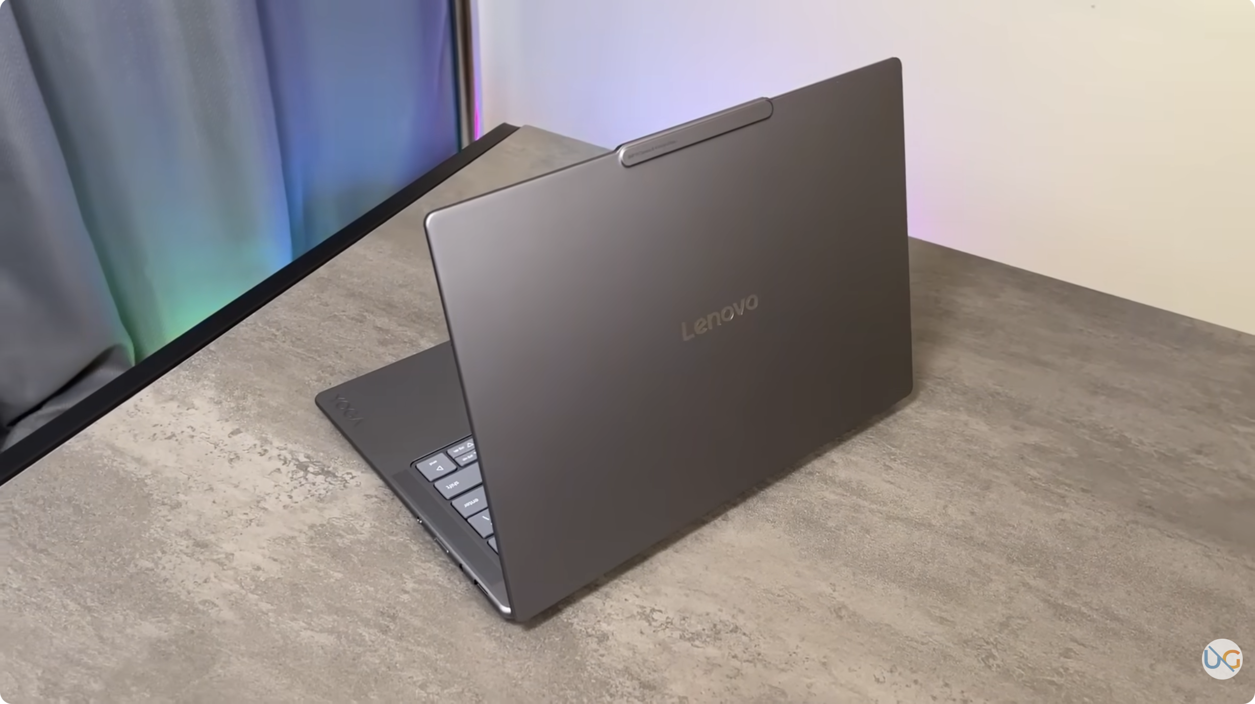 The Lenovo Yoga Slim 7i Aura Edition 2025 Made for On the Go Creators