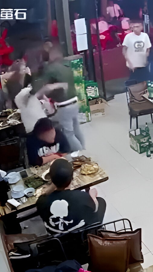 CCTV captures assault at busy restaurant in Tangshan
