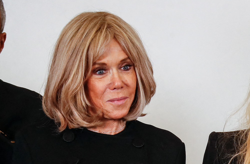 En veste rock Louis Vuitton aux motifs métalliques, Brigitte Macron ...