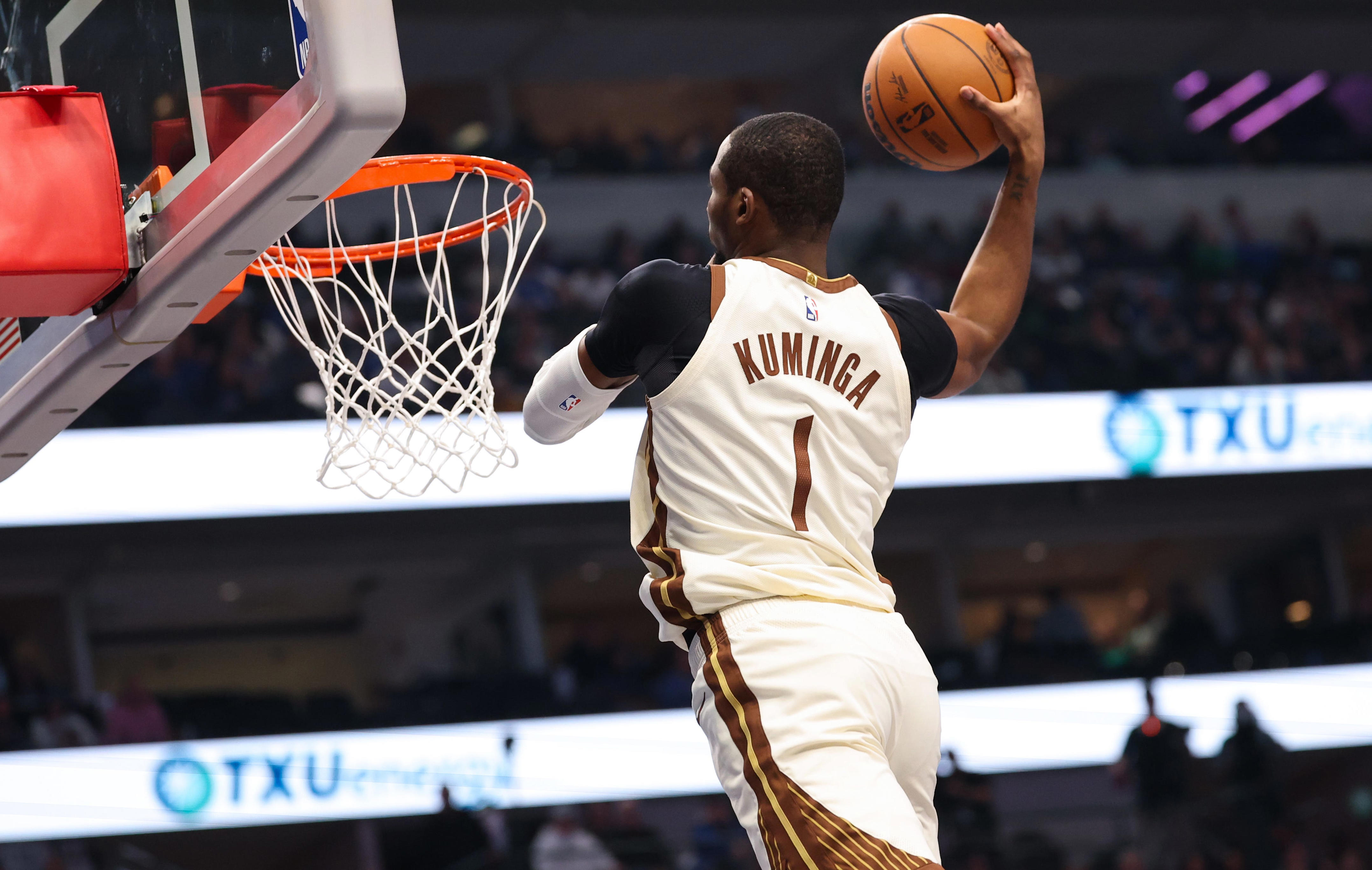 Injury report: Jonathan Kuminga exits game vs. Mavericks