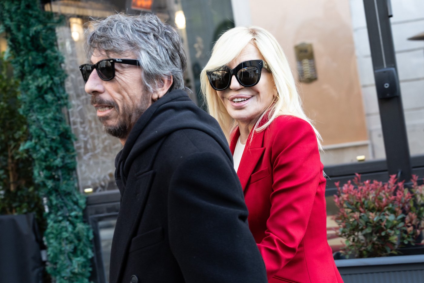 Stars and the public say final good goodbye to fashion icon Valentino ...