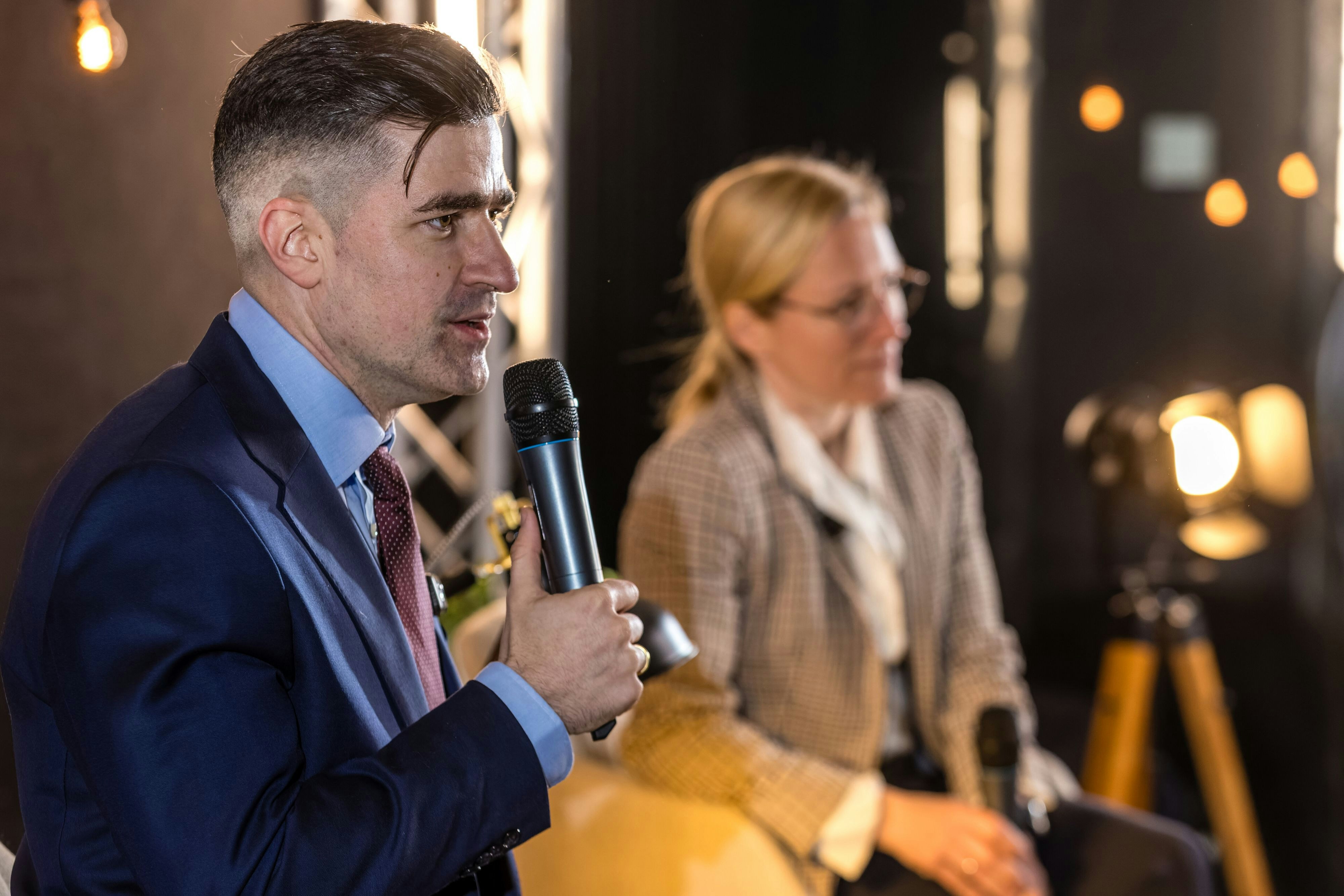 Selbst Parteispitze dagegen: Bekannter Rechtsextremist hält Vortrag mit ...