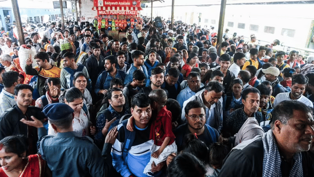 Mumbai local crowd video goes viral: Shocking scenes at railway station ...
