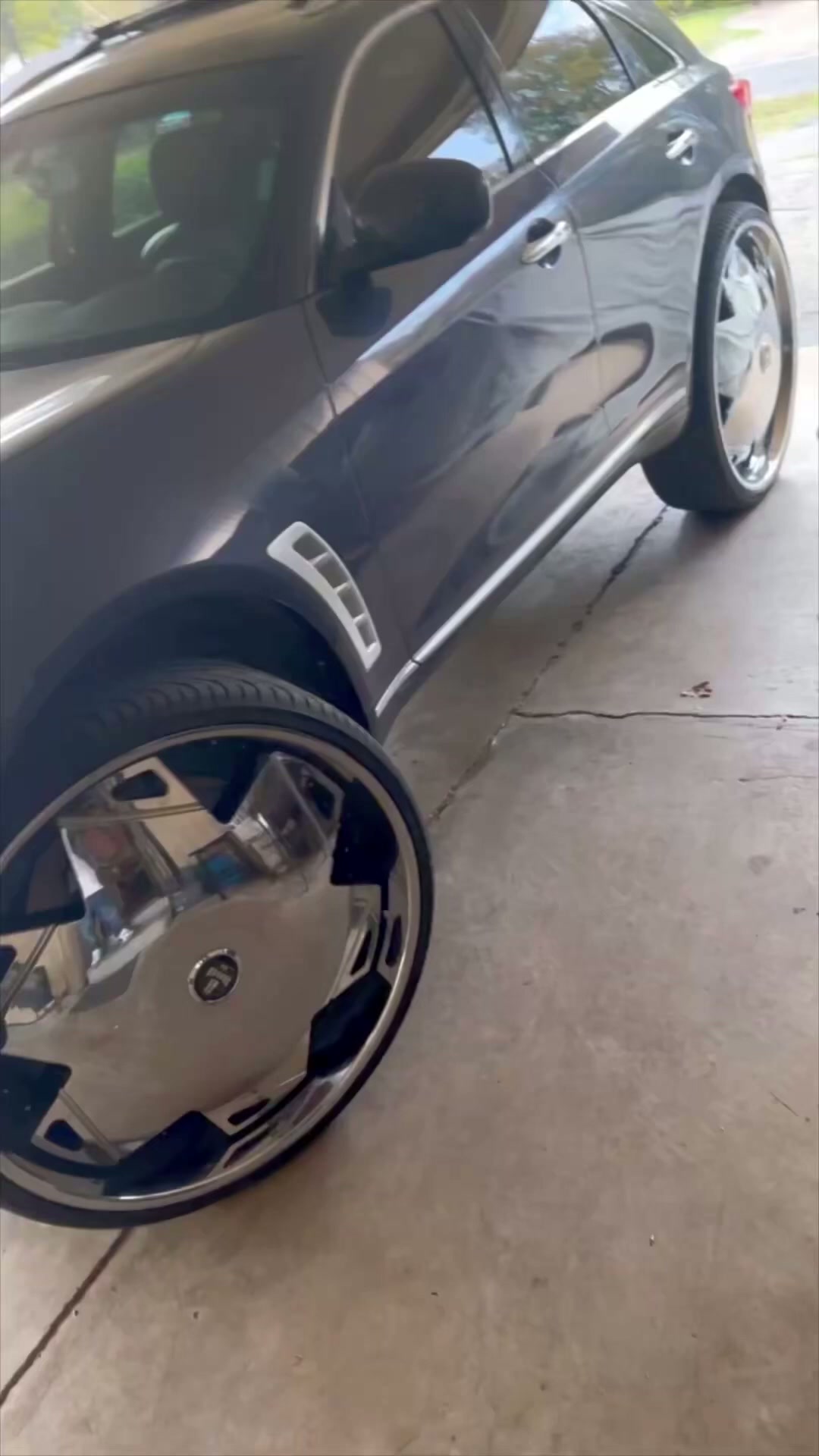 Infiniti FX on 32” DUB floaters