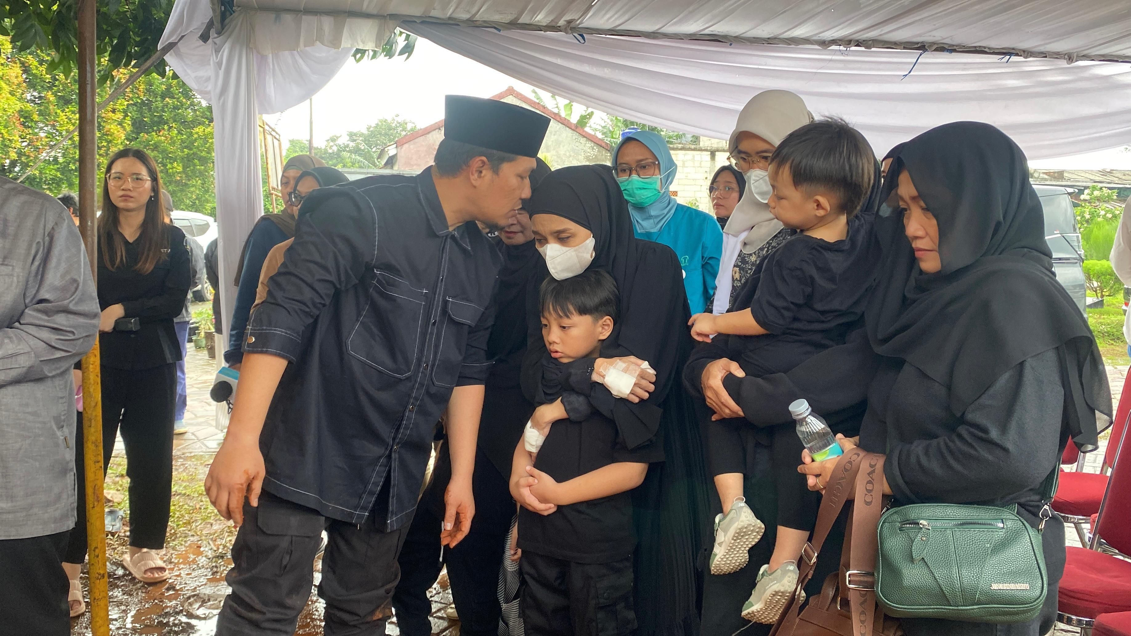 Kehilangan anak ke-4, Rizal Armada kecup dahi sang istri untuk menguatkan