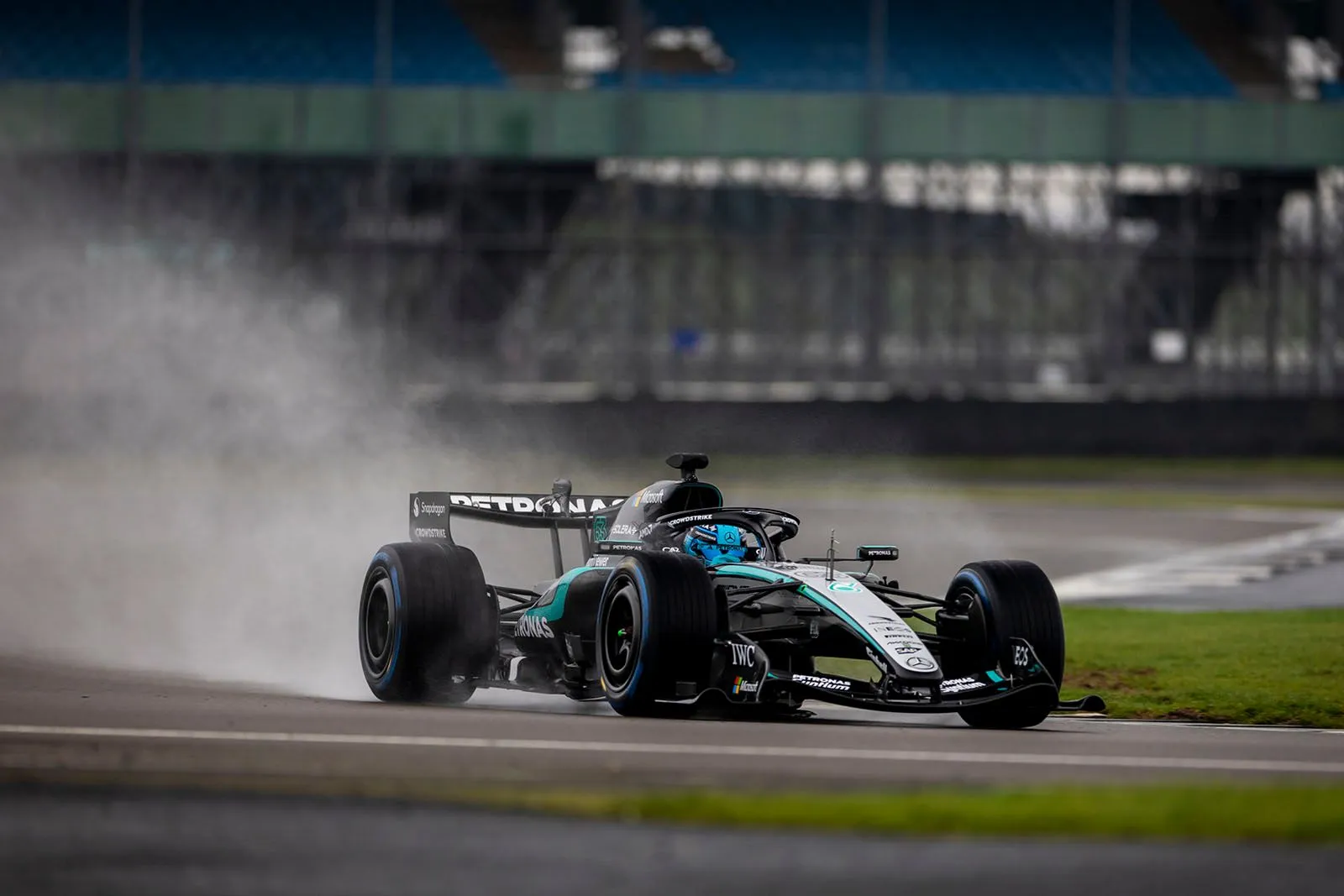 Πώς τα πήγε η νέα Mercedes W17 στα πρώτα της χιλιόμετρα, στο βροχερό ...