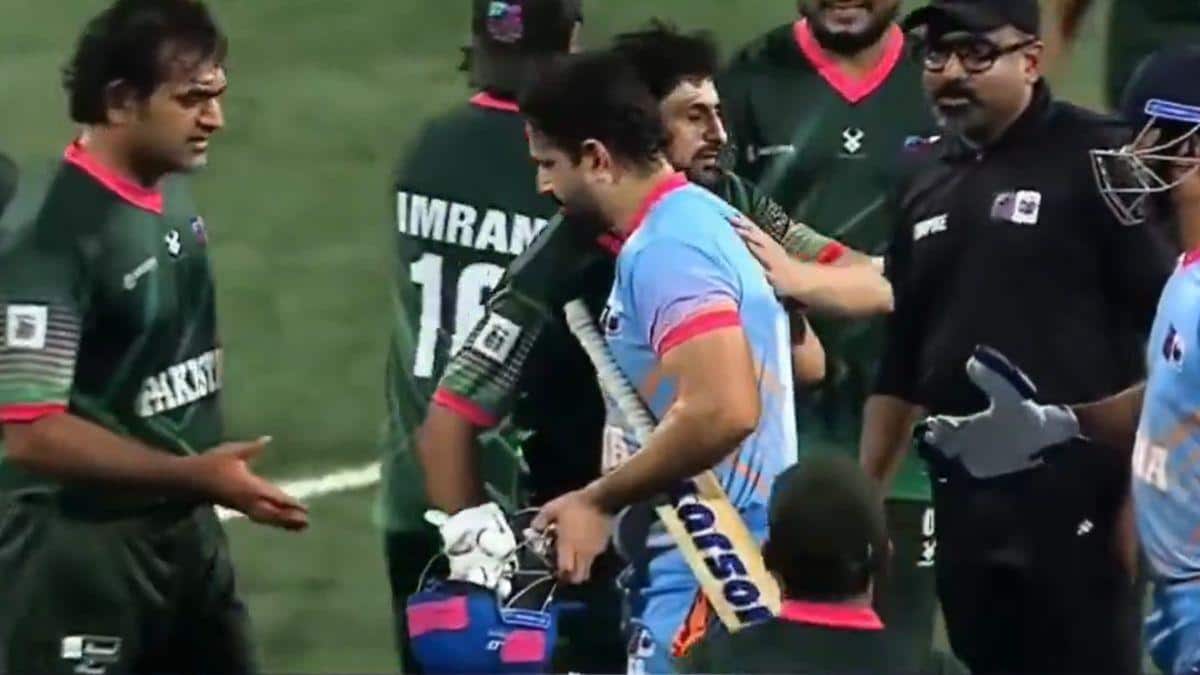 Video of Irfan Pathan hugging, shaking hands with Pakistani players ...