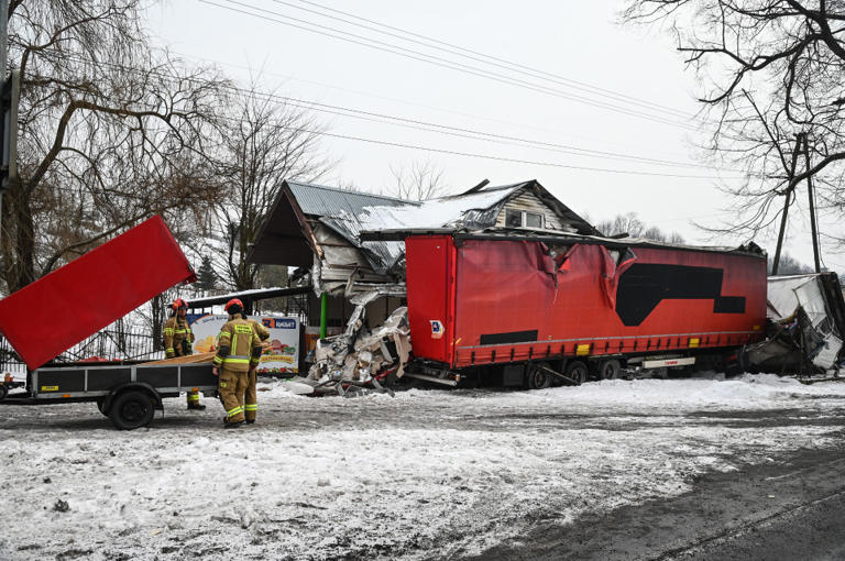 Ciężarówka wjechała w budynek przy przejściu dla pieszych. Groźny ...
