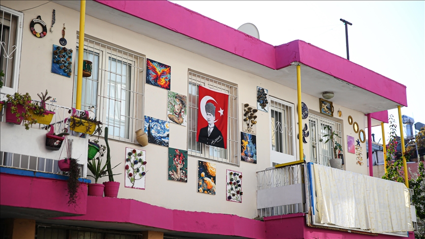 Evlerinin dış cephesini dekoratif ürünlerle donatan aile geri dönüşüme ...