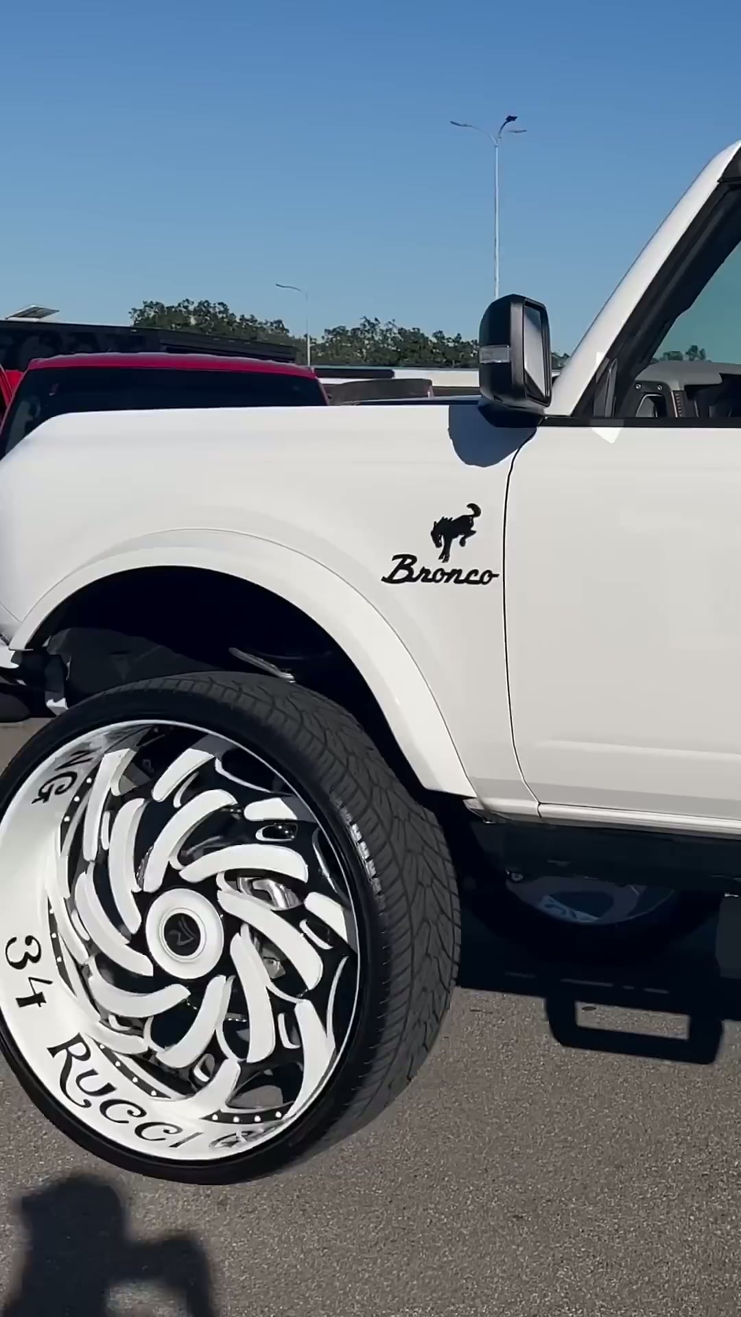 White Ford Bronco on 34’s Rucci Pullin up to Florida Classic