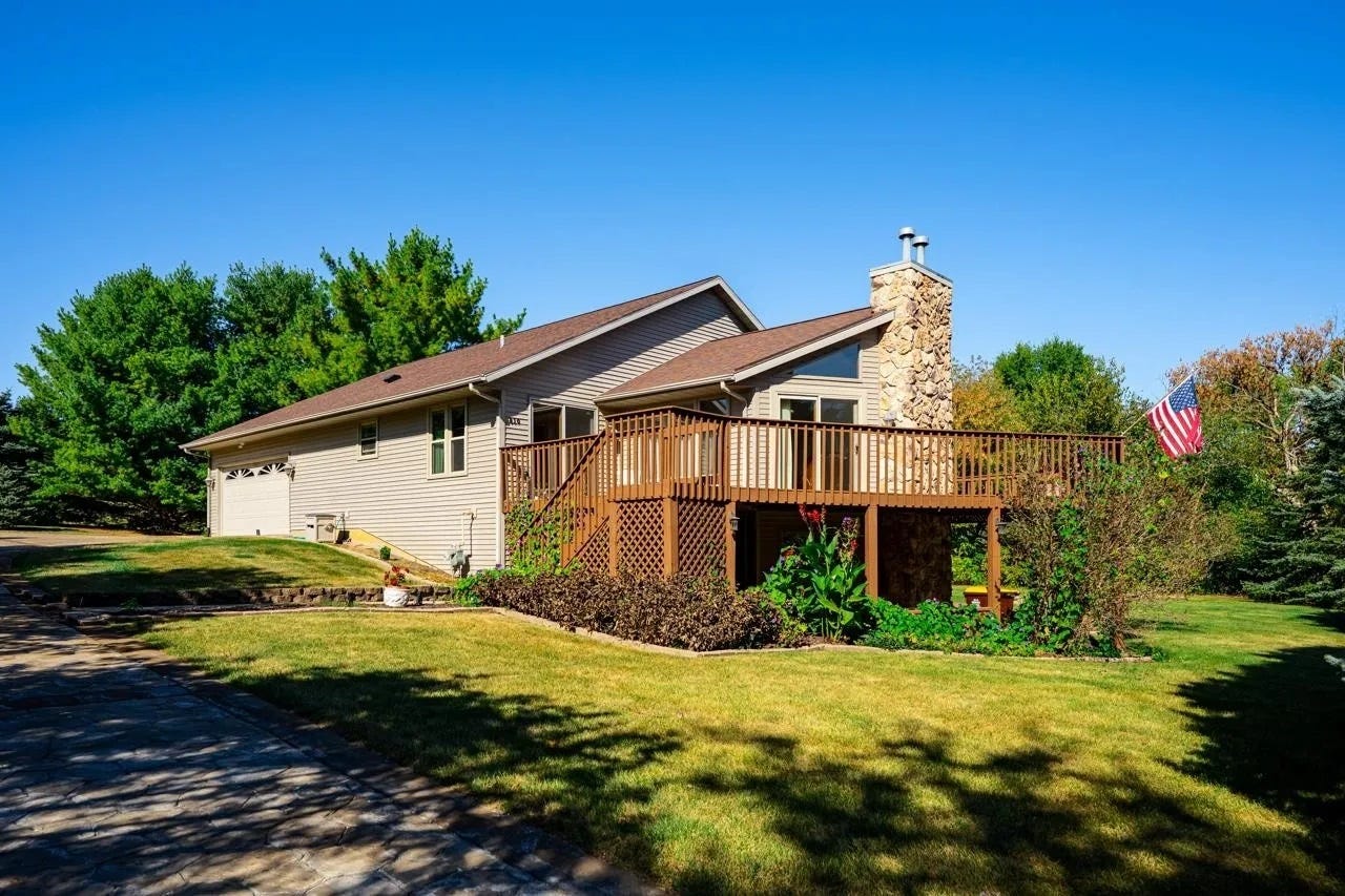 On the market: 4-bedroom Lake Summerset home has wrap-around deck