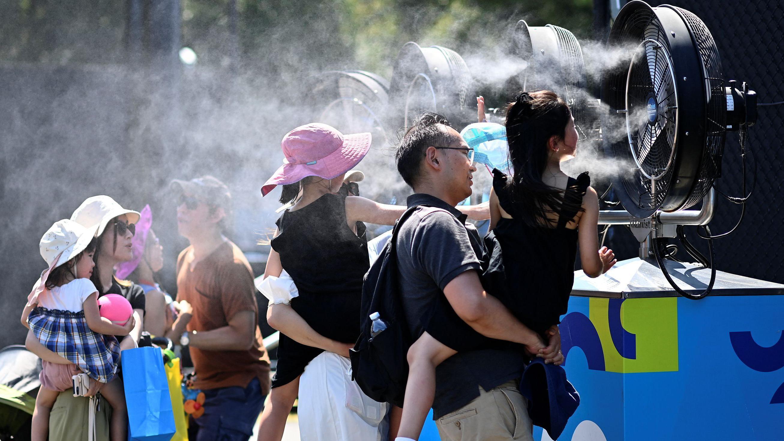 Australian Open moves play with 40C heat expected