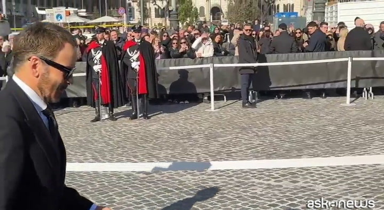 Anna Wintour, Tom Ford e Donatella Versace per l'addio a Valentino