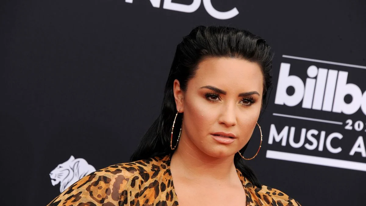Demi Lovato stuns in a strapless dress that’s too hot to handle