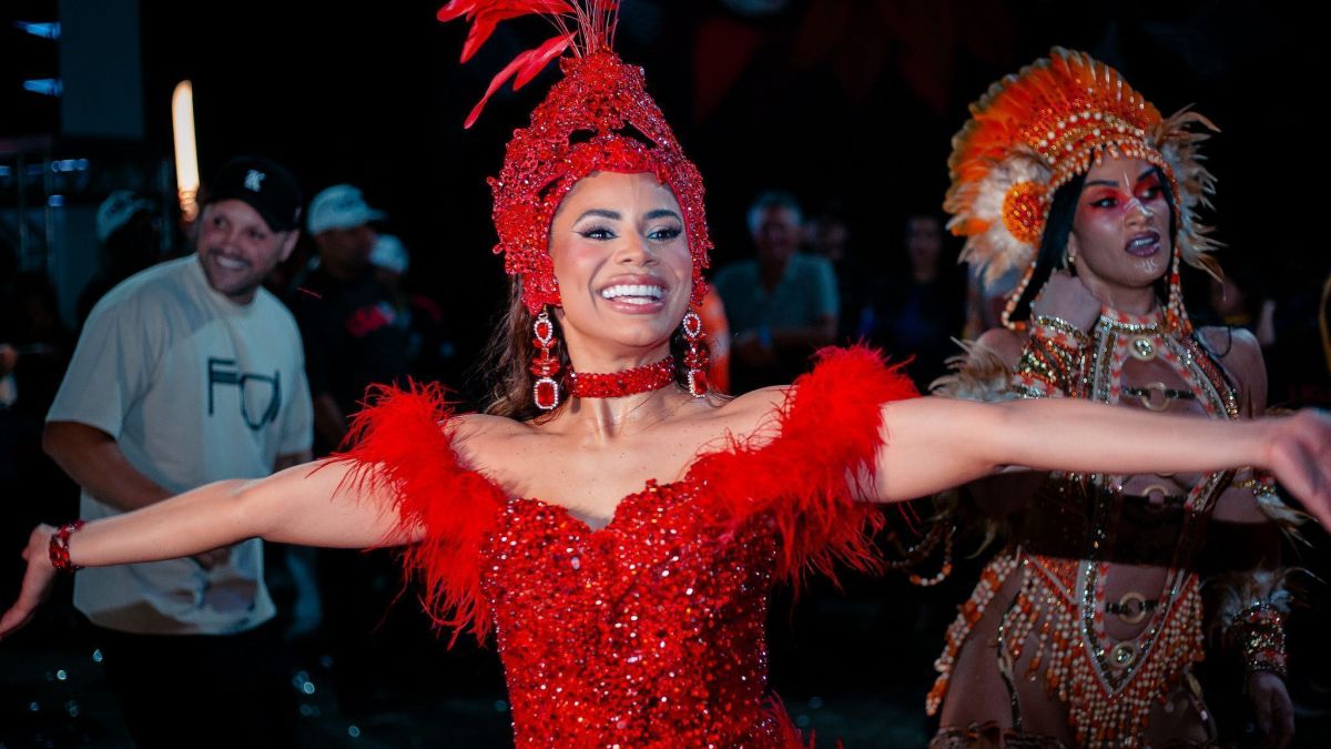 Lexa celebra aniversário de 31 anos no desfile das campeãs em SP